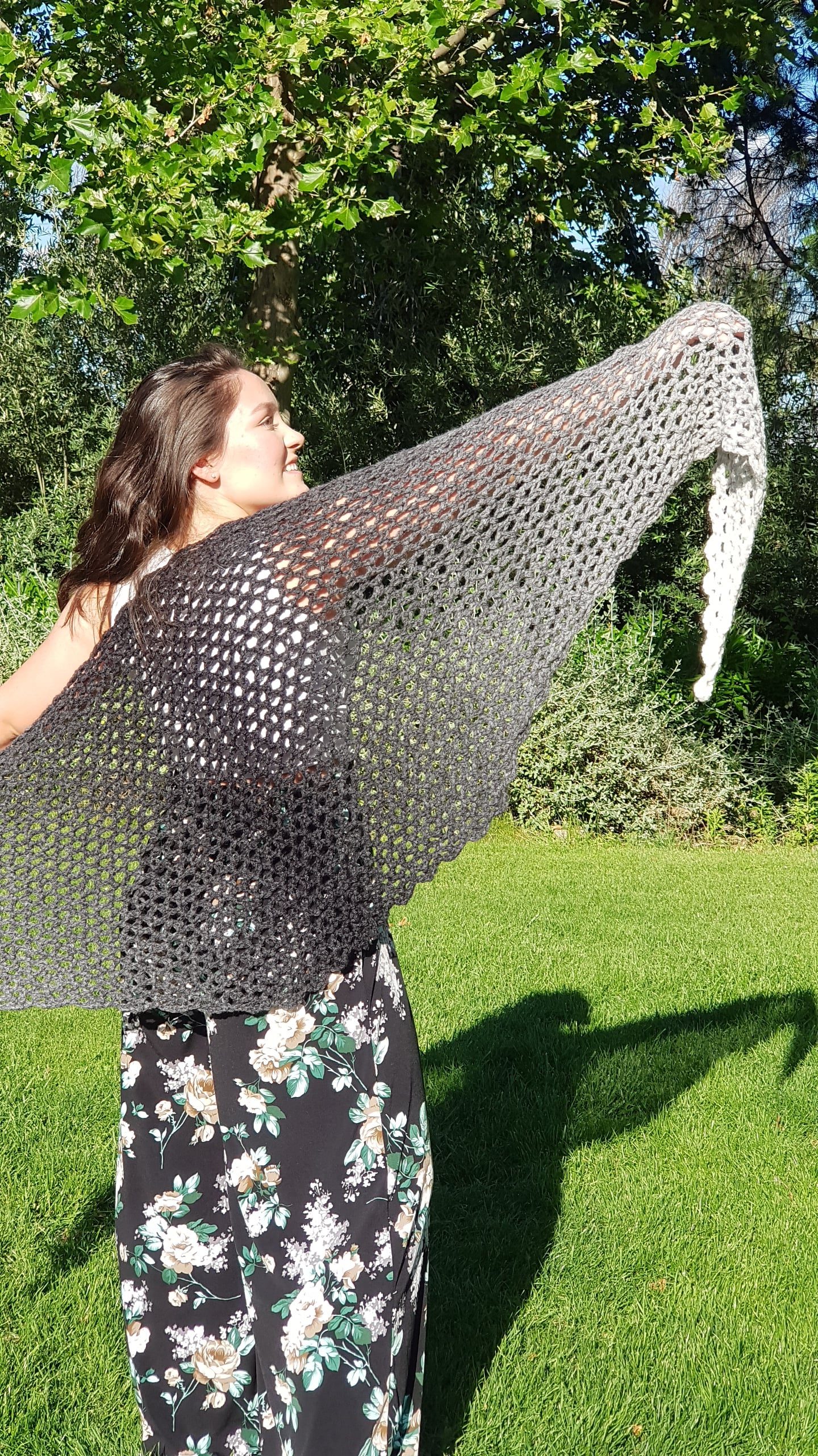 28 de abril de 2020. Chal tejido a crochet juntas con motivo V ...