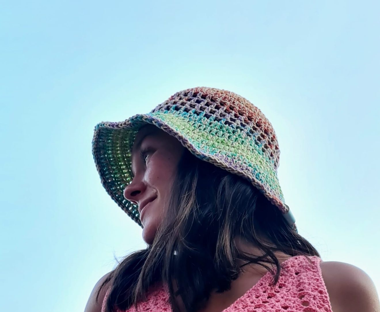 Bucket hat tejido con yute a crochet - CukiCrochet